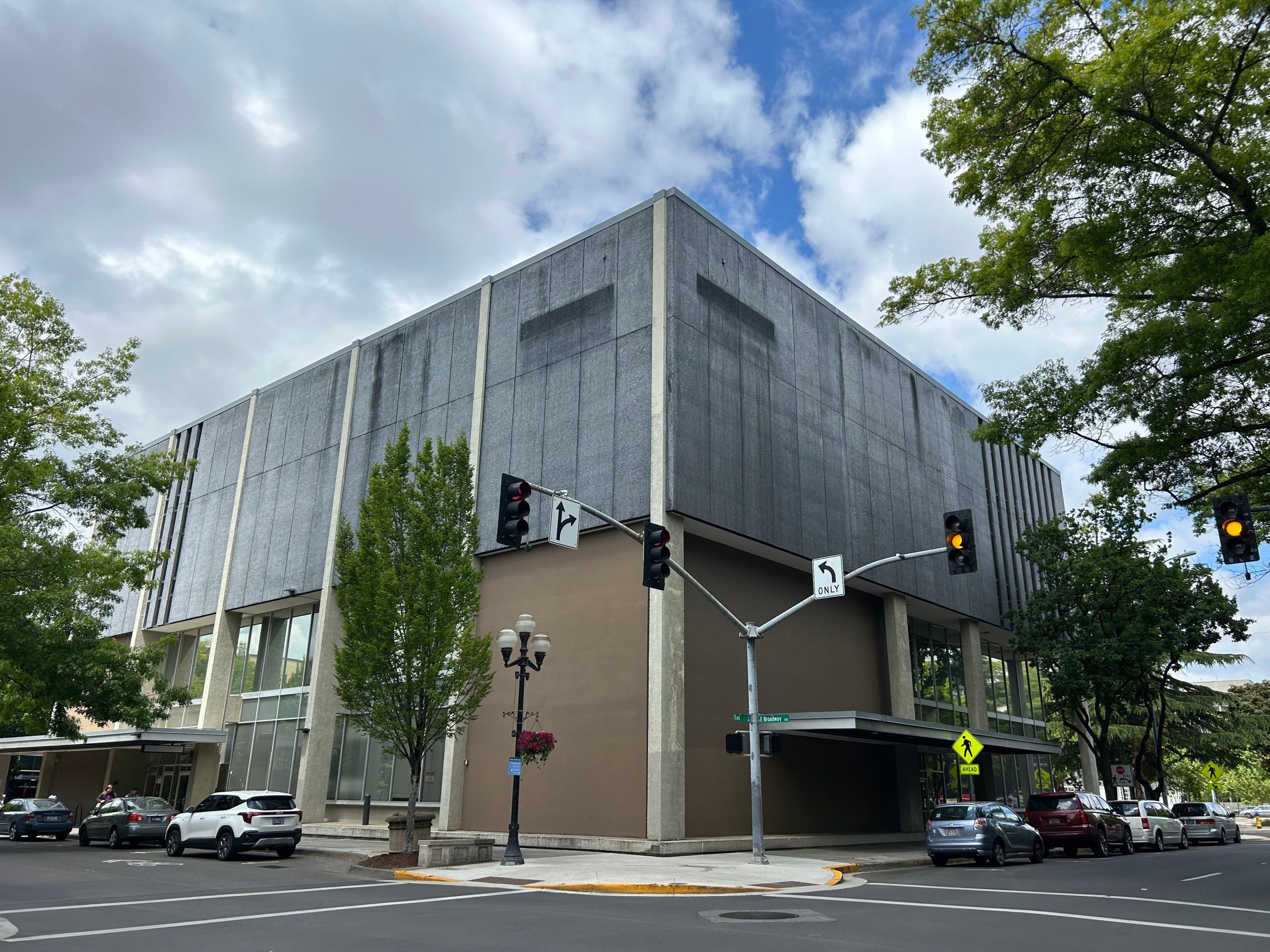 4J in negotiations to sell Wells Fargo building to Lane County ...