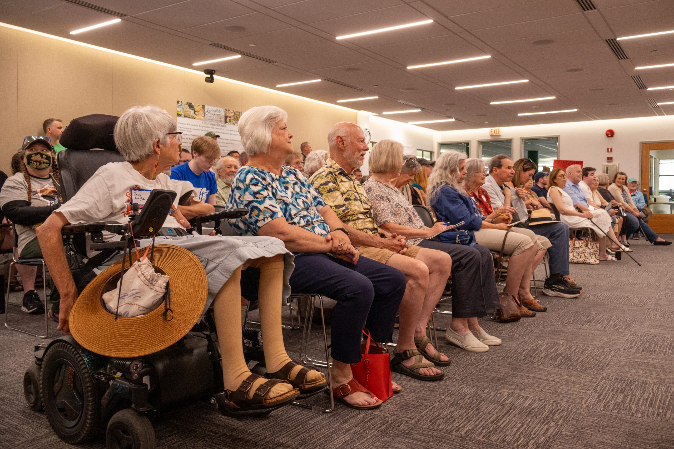 Springfield town hall draws overflow crowd, tough questions for ...